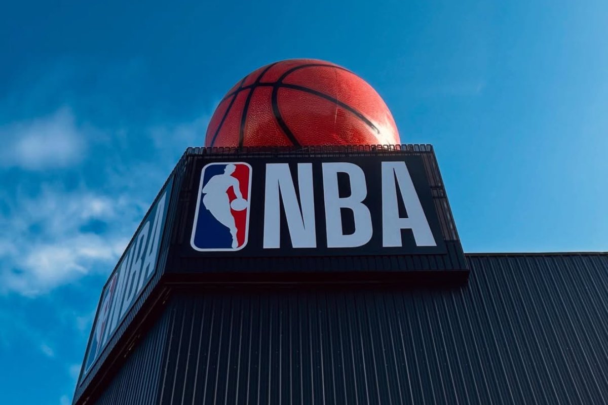 The first NBA Store in Argentina has a museum and a basketball court.