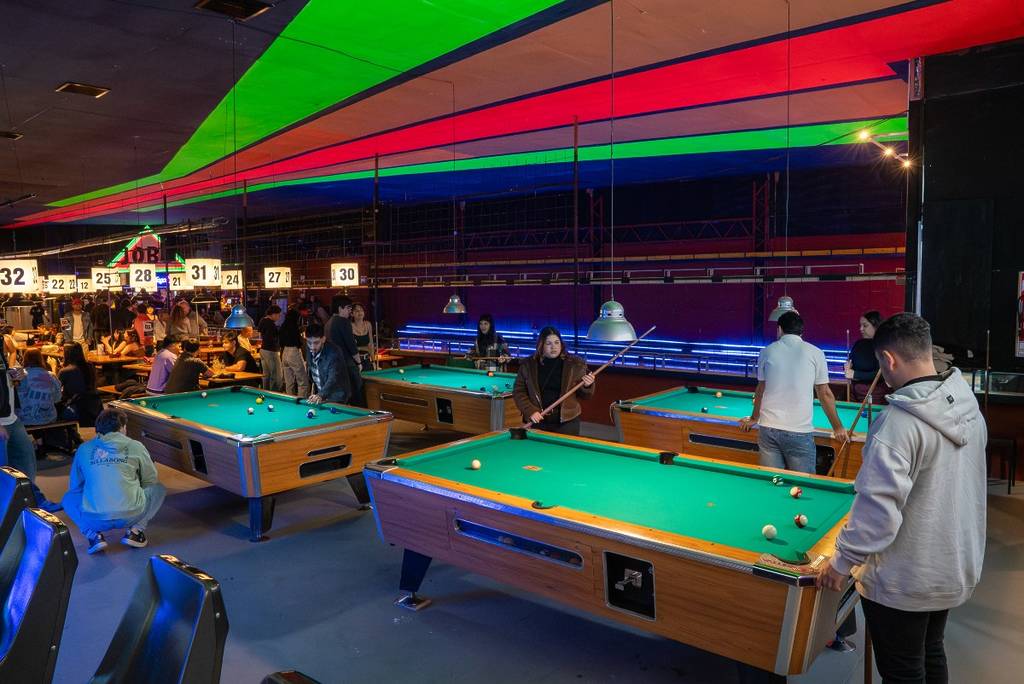 Buenos Aires has a new Fono Bar: 33 tables with telephone, bowling, giant Scalextric and a menu ...