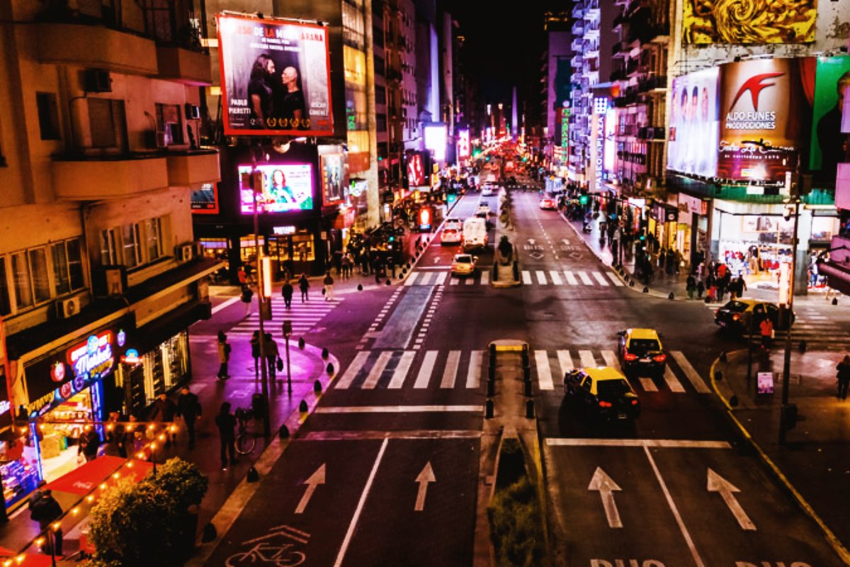 Open-air music, pizzerias, and subway service until dawn on Corrientes ...