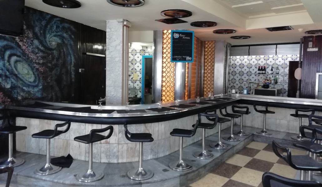 Cierra el Cosmos, uno de los bares más míticos de Barcelona