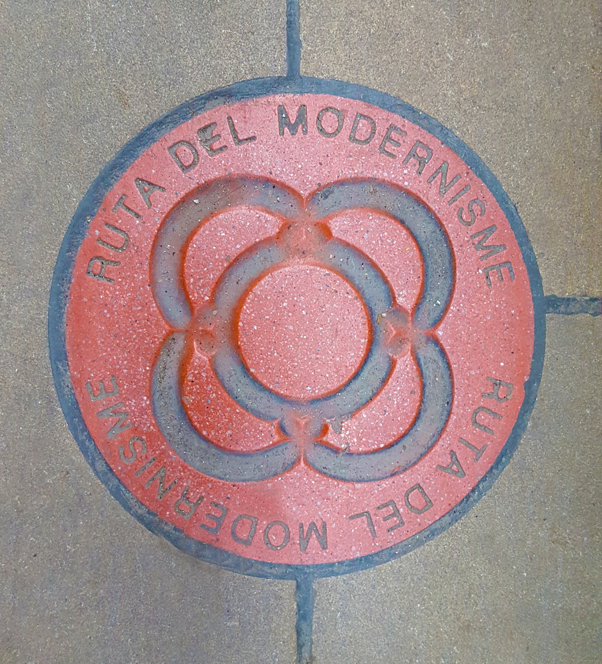 La ruta desconocida que señalan los panots rojos del suelo de Barcelona