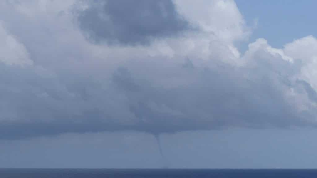 Aparecen trombas de agua en la costa ¿Son lo mismo que un tornado?