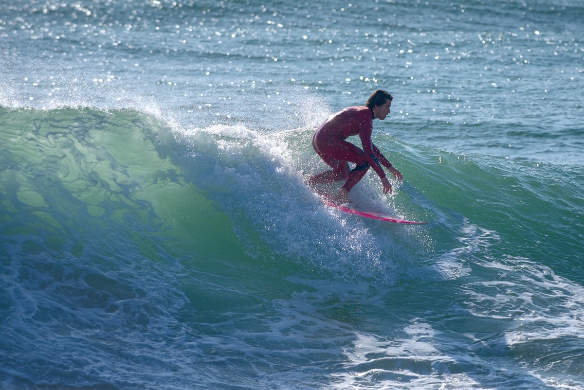 Olas en Barcelona: ¿es legal surfear en las playas de la ciudad?