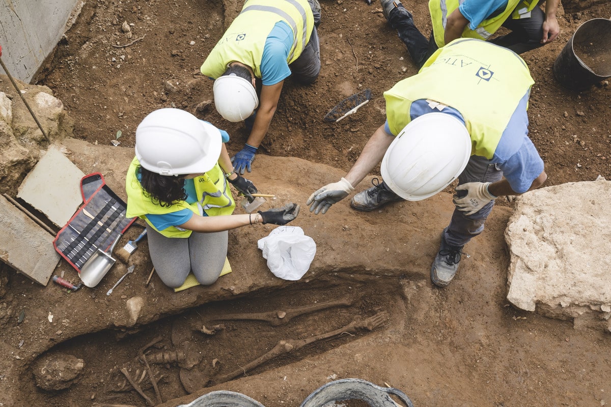 Barcelona descubre 7 tumbas romanas más bajo Via Laietana