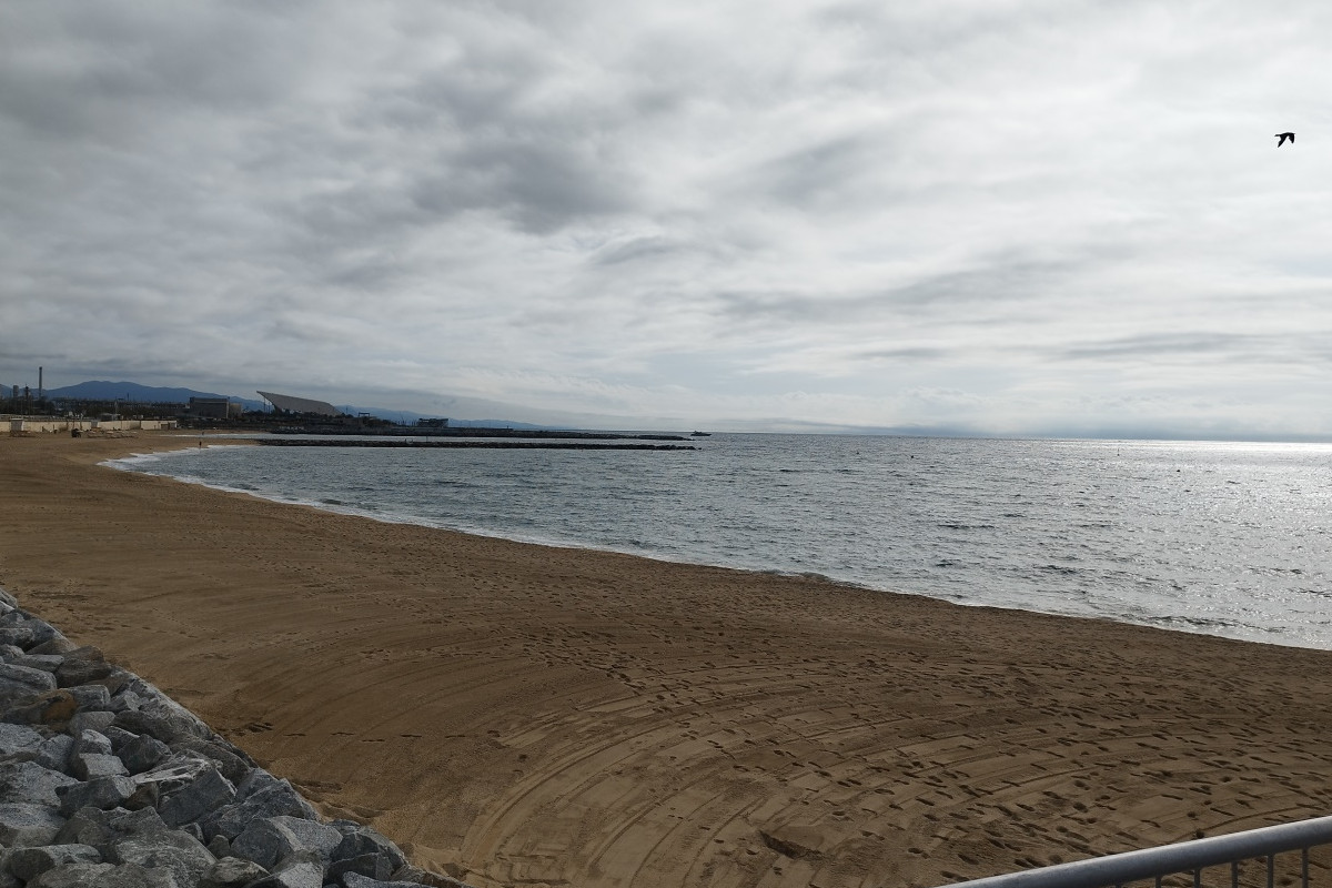 Barcelona recupera una playa "sin arena": así ha quedado la Nova Mar Bella