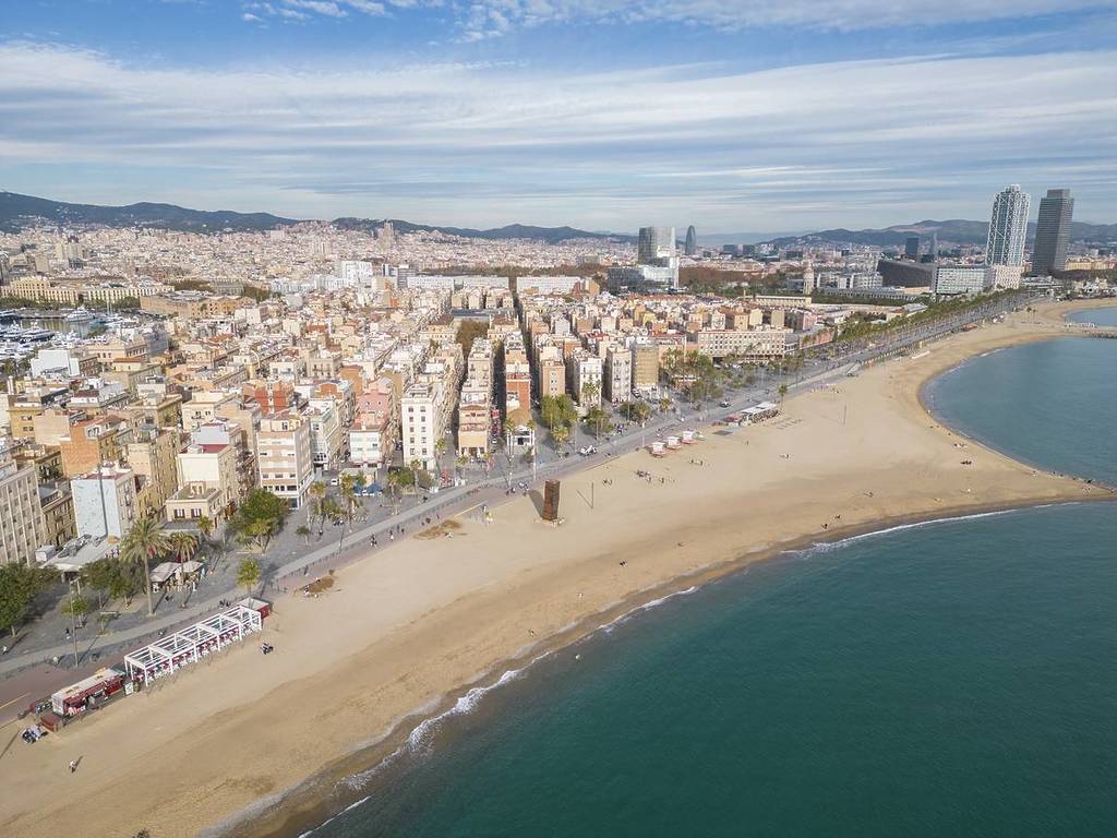 Barcelona recupera una playa "sin arena": así ha quedado la Nova Mar Bella