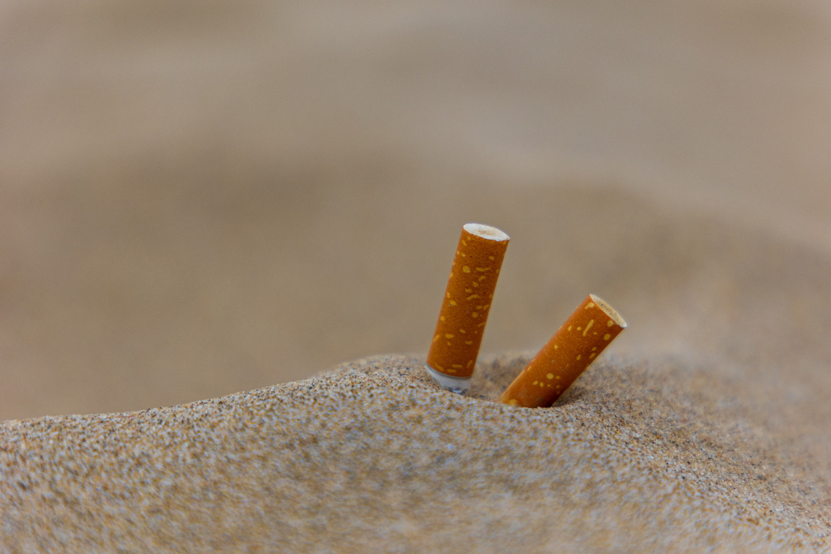 Gran recogida de colillas en la Barceloneta este sábado
