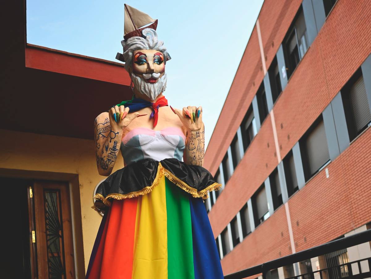 Nace la primera geganta drag queen de Catalunya: así es La Perla del ...