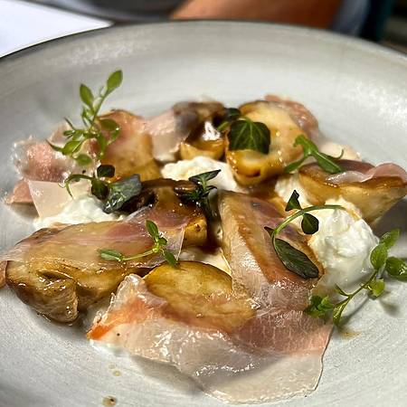 La ruta de Rosalía con su novio Emilio Sakraya por Barcelona: los 2 ...