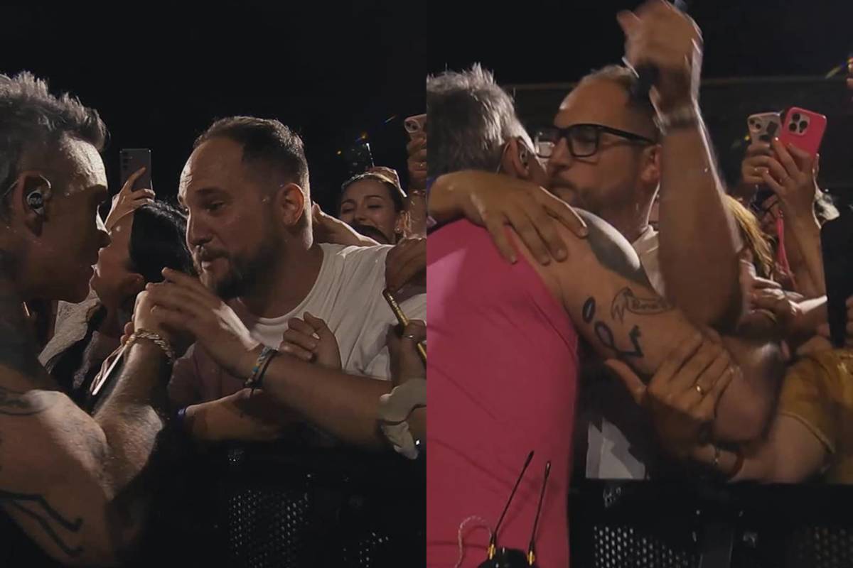 Robbie Williams makes a fan sing at his concert in Barcelona: "It's my ...
