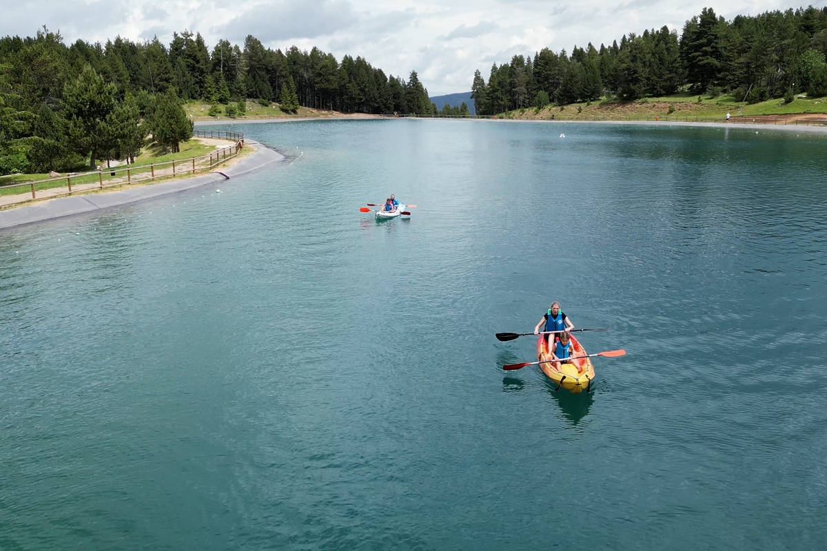 O lago dos Pirenéus que se abre para a natação no verão: 2.500 metros ...