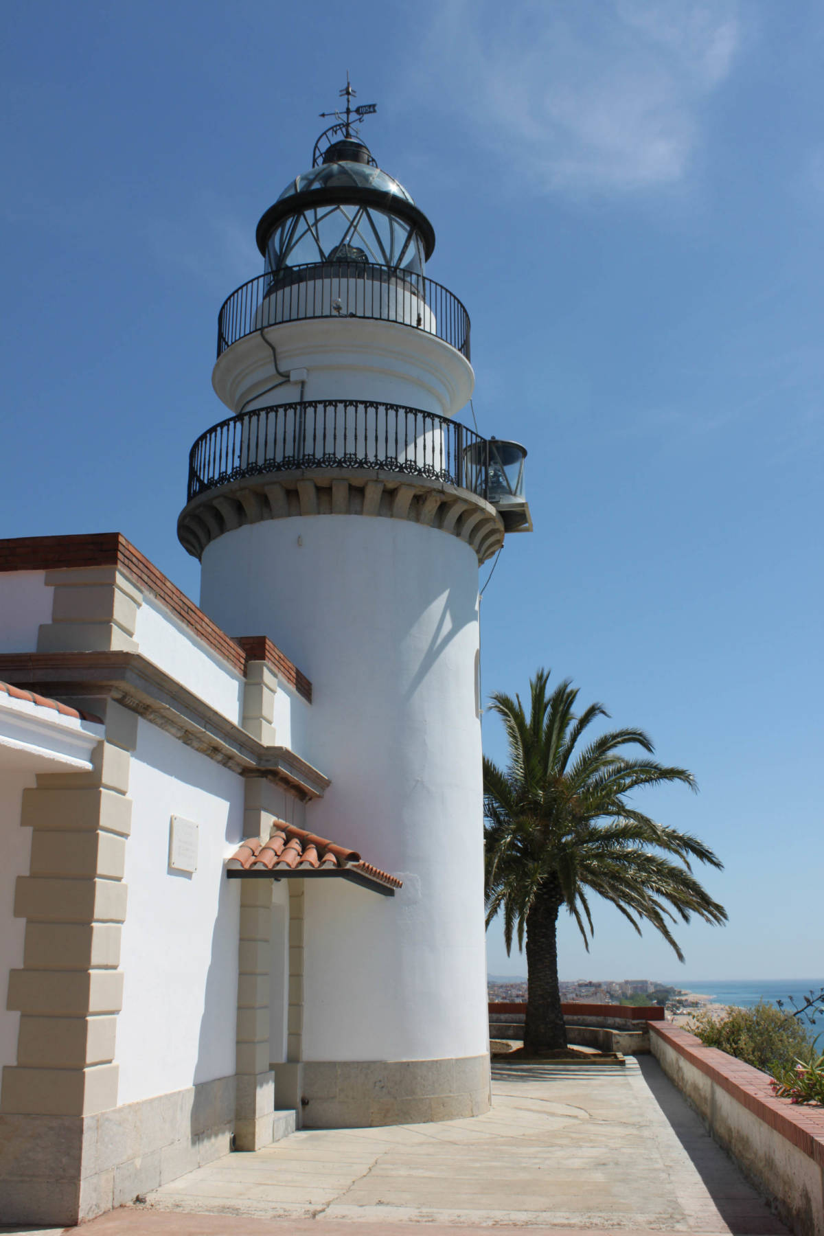 The oldest working lighthouse in Catalonia, reached by train: 160 years ...