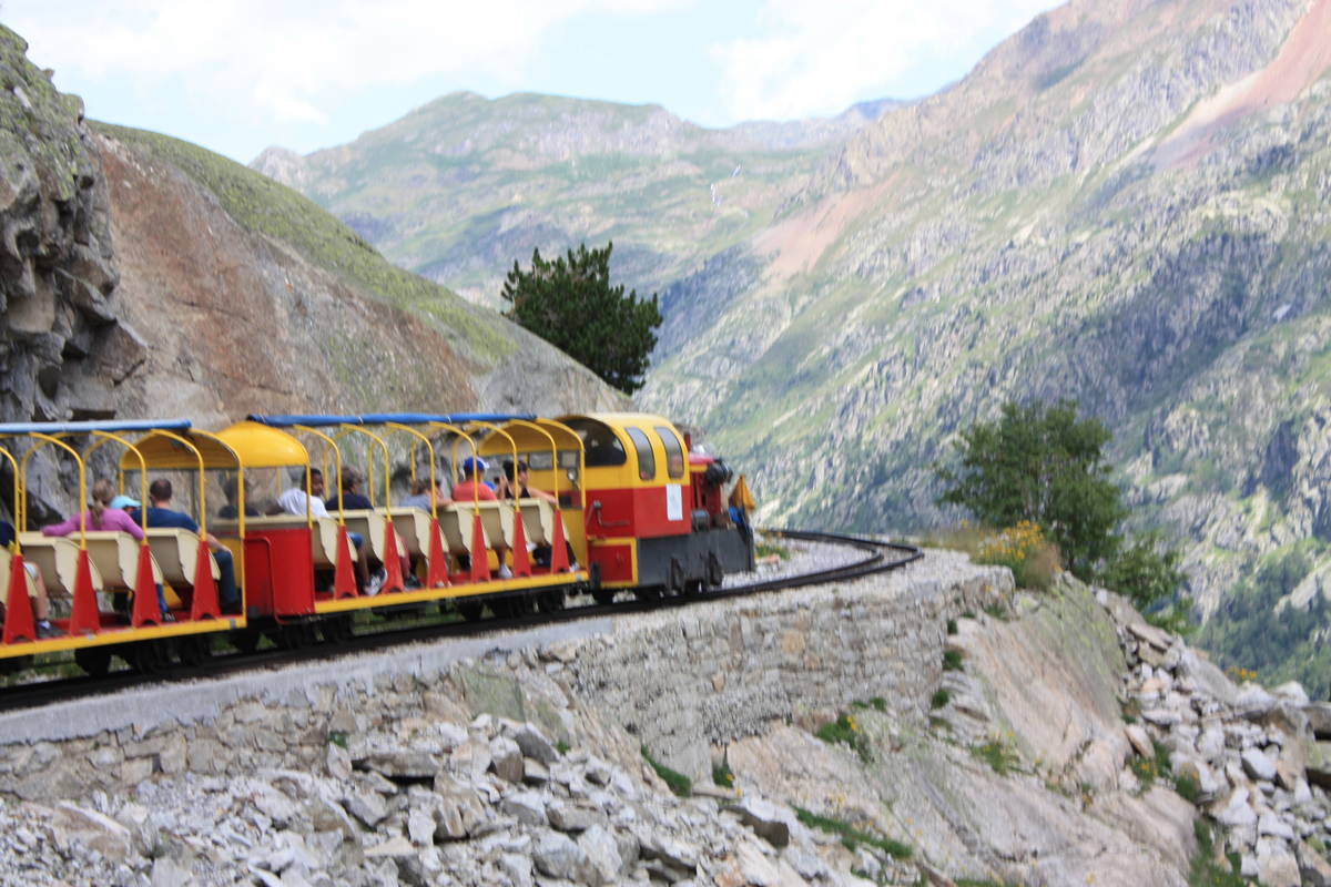 Le train le plus haut d'Europe roule dans la neige à 4 heures de ...
