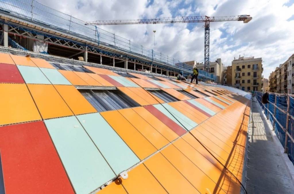 Le Mercat de l'Abaceria, comme Santa Caterina : le toit en céramique ...
