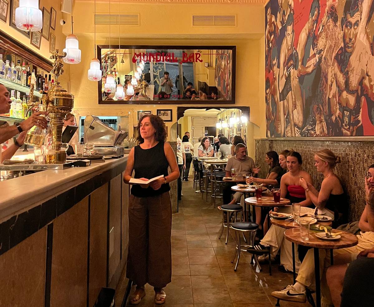 De bar uit 1925 waar García Márquez altijd kwam, gaat weer open in Born ...