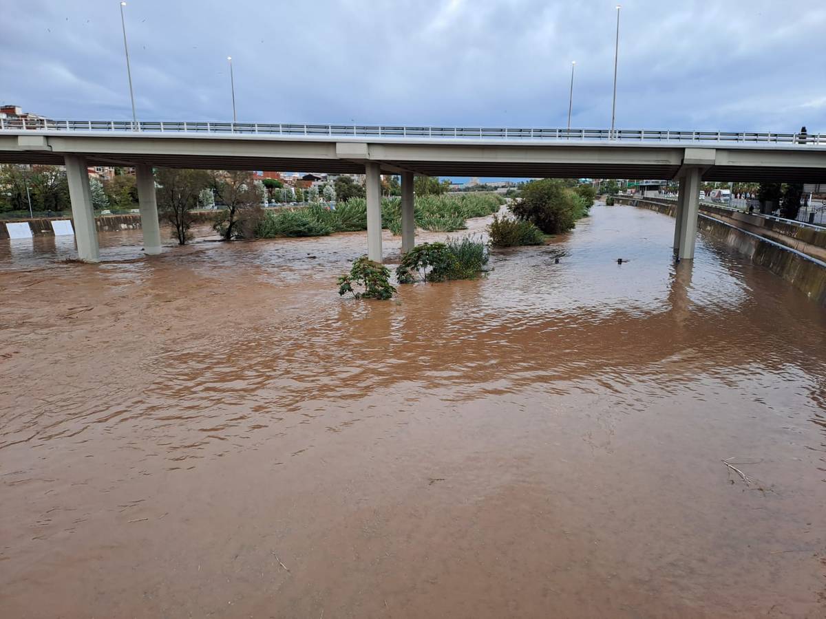 El río Besós, desbordado: multiplica por 100 su caudal, inunda su cauce ...