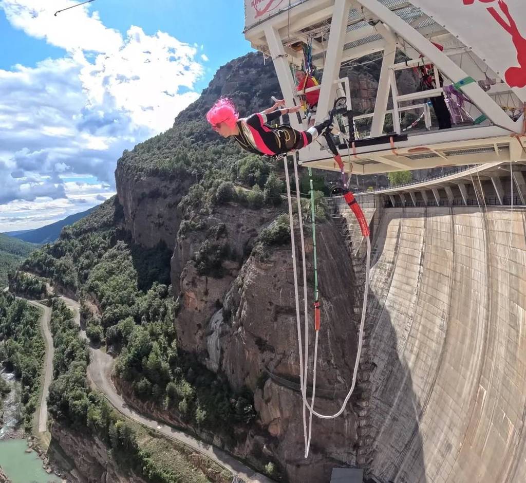 Il bungee jumping più alto della Spagna si trova a un'ora e mezza da Barcellona: 122 metri di ...