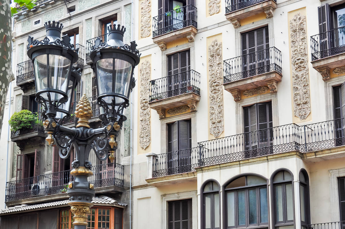 Por qué están moviendo farolas antiguas de las Ramblas: a dónde se irá ...