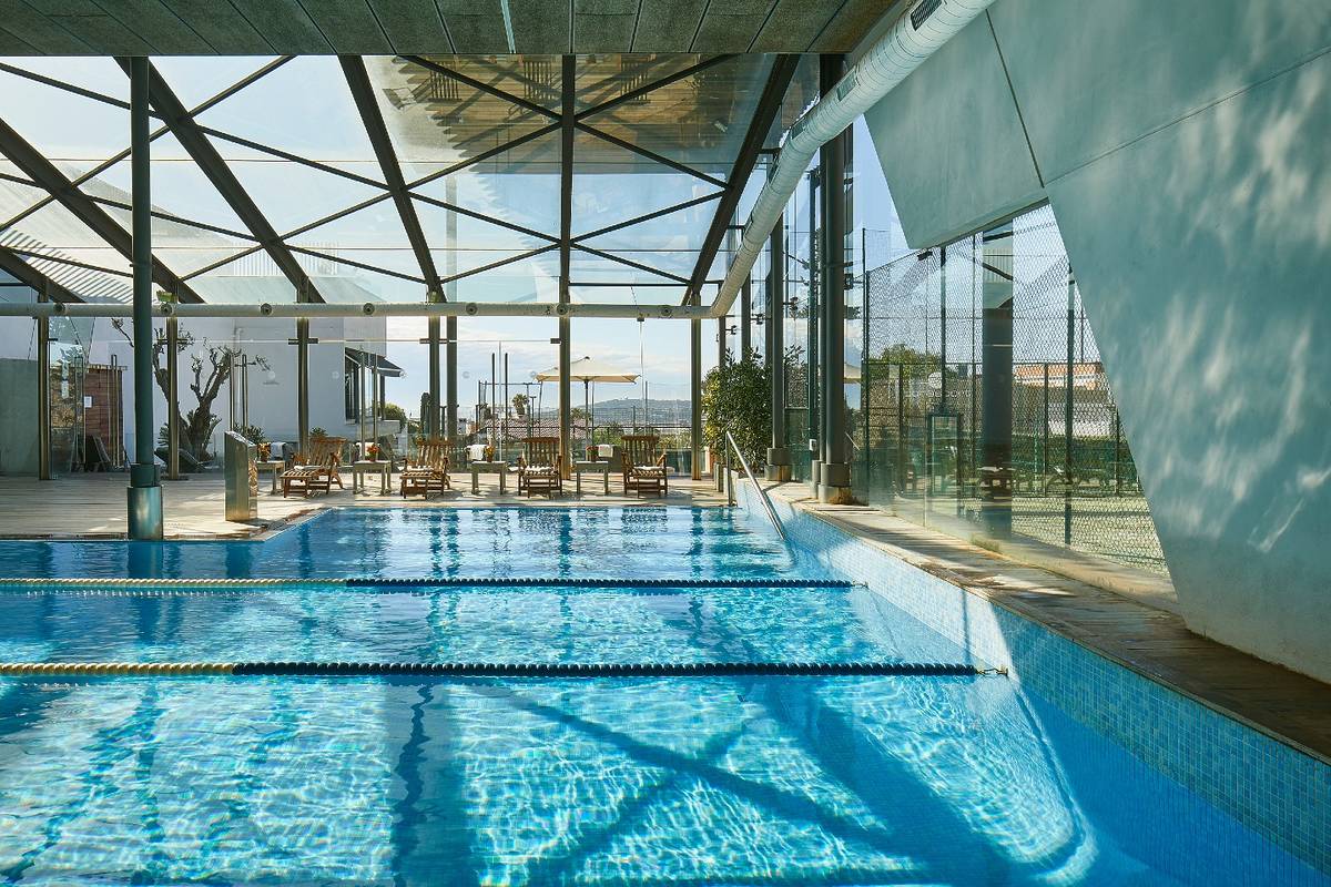 Le club social de Barcelone où s'entraînent Shakira et les acteurs de ...