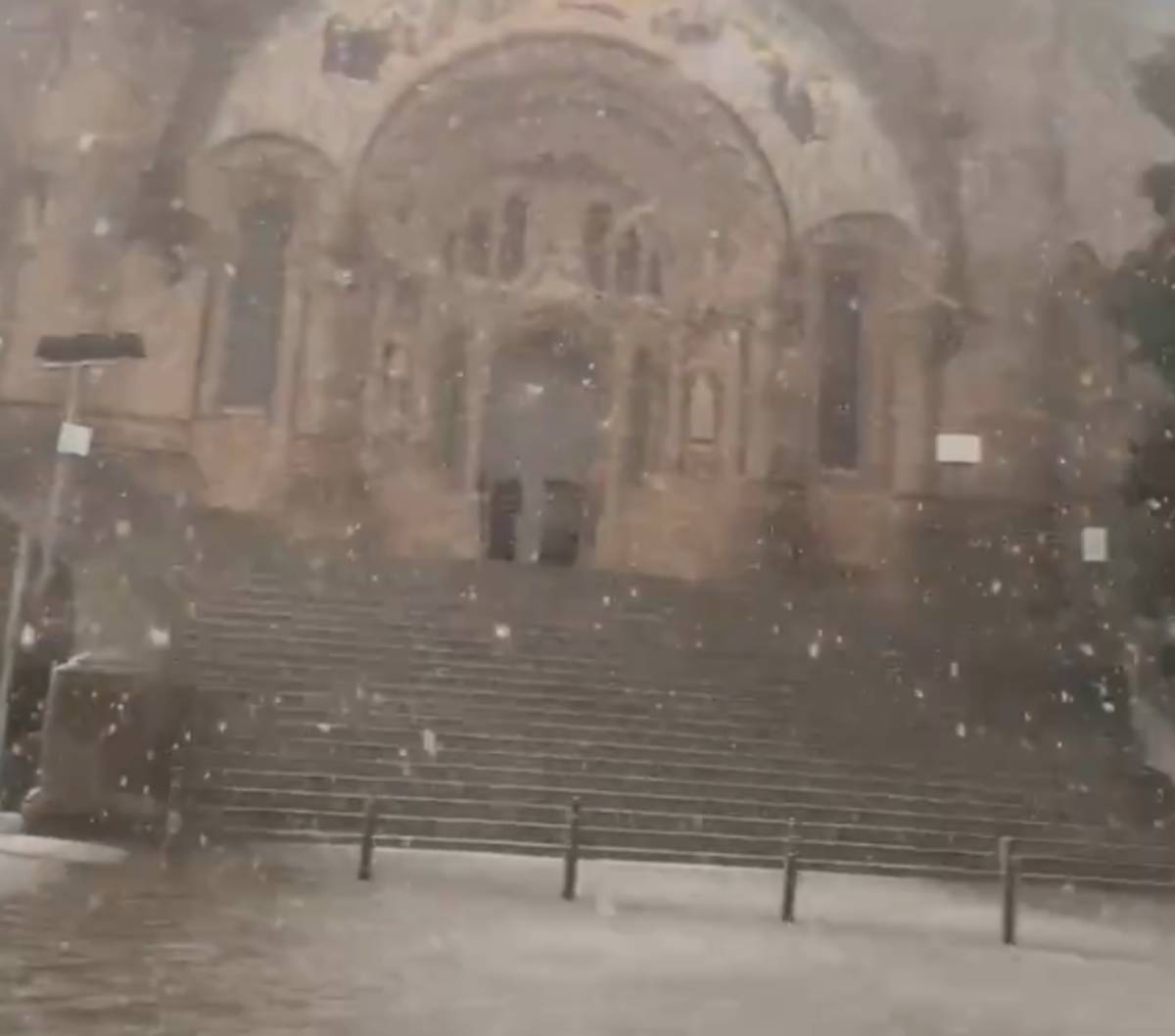 [VÍDEO] Neu al Tibidabo: la neu es diposita i deixa la muntanya i el ...