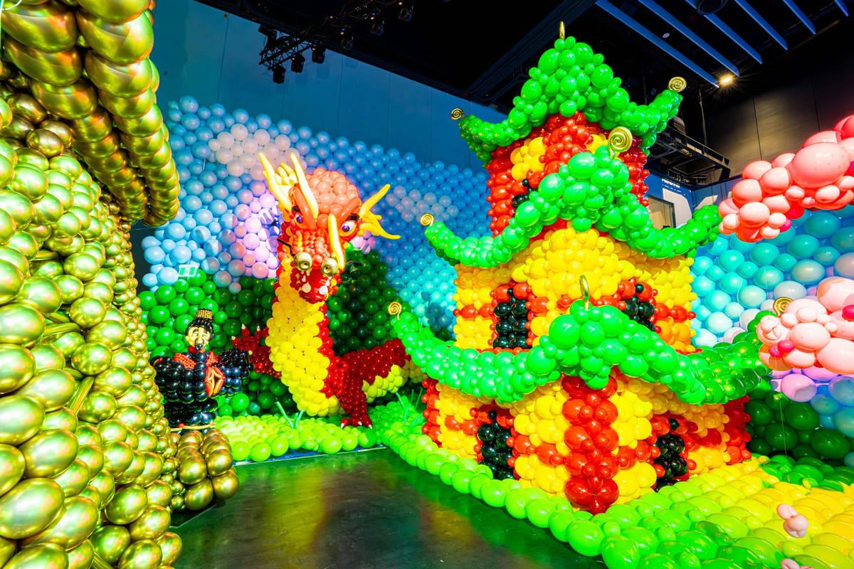 Balloon Story, the incredible exhibition made with 600,000 balloons ...
