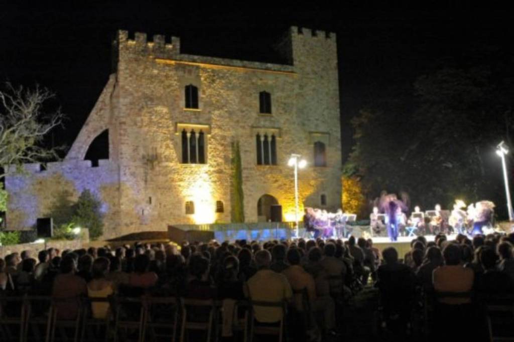Five hours of throwback music in the gardens of a 10th-century castle ...