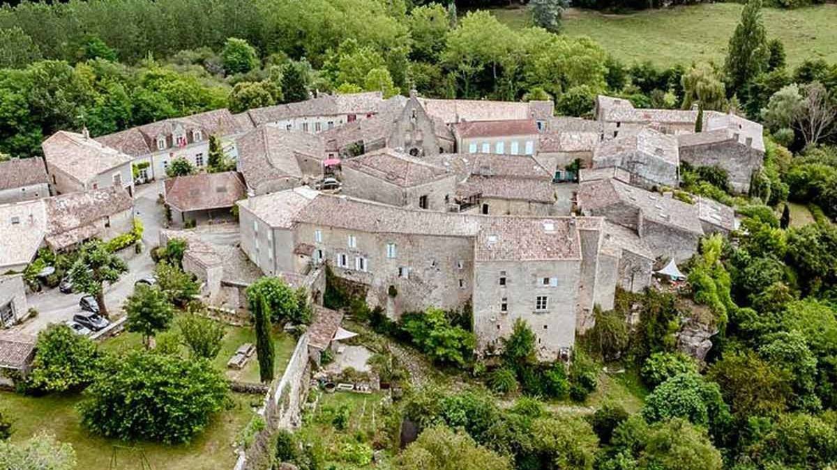 France's smallest village just 1 hour from Bordeaux!