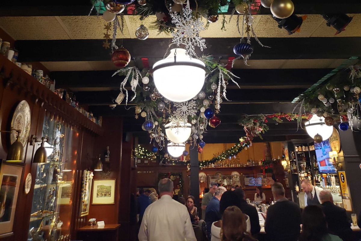 Student Prince Hosts Live Caroler Dinners In Springfield