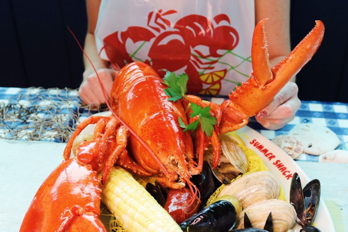 MA Restaurant Gives Out FREE 1lb Lobsters For Birthday Guests