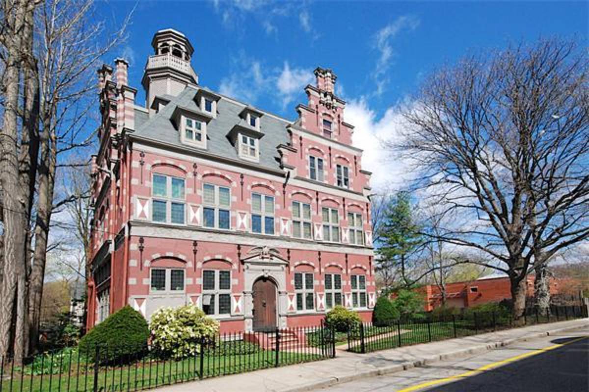 This 132-Year-Old Dutch House In Brookline Was Built By A World-Famous ...