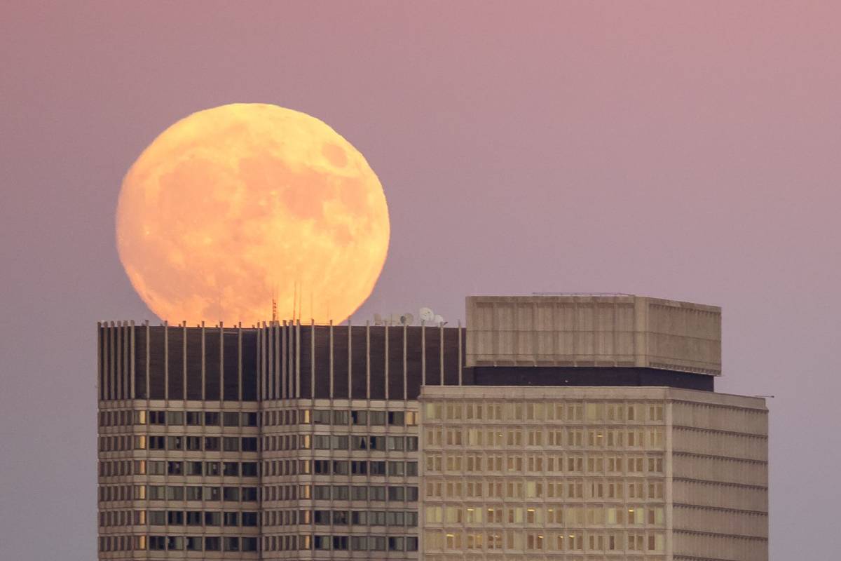 Tonight's Supermoon Is 16% Larger And Almost 30% Brighter Than Usual ...