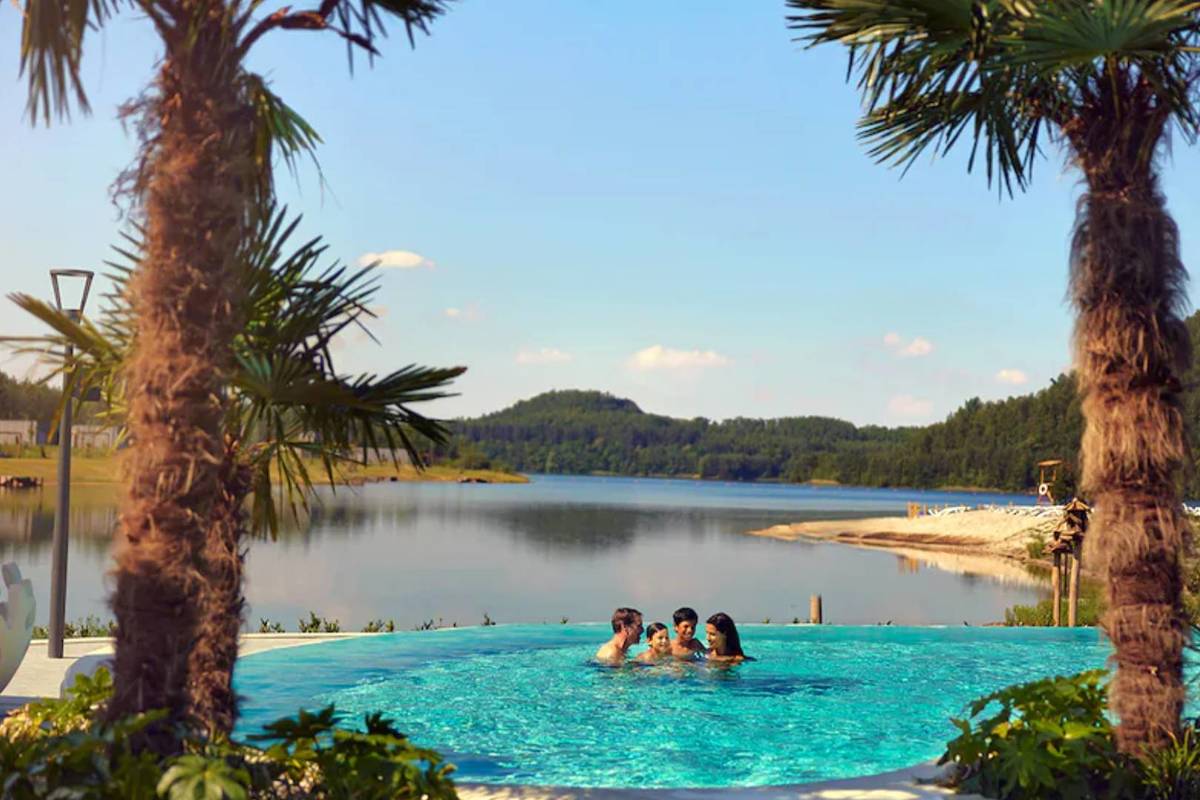 1h20 from Brussels, a nature pool with beach bar and jacuzzi awaits you ...
