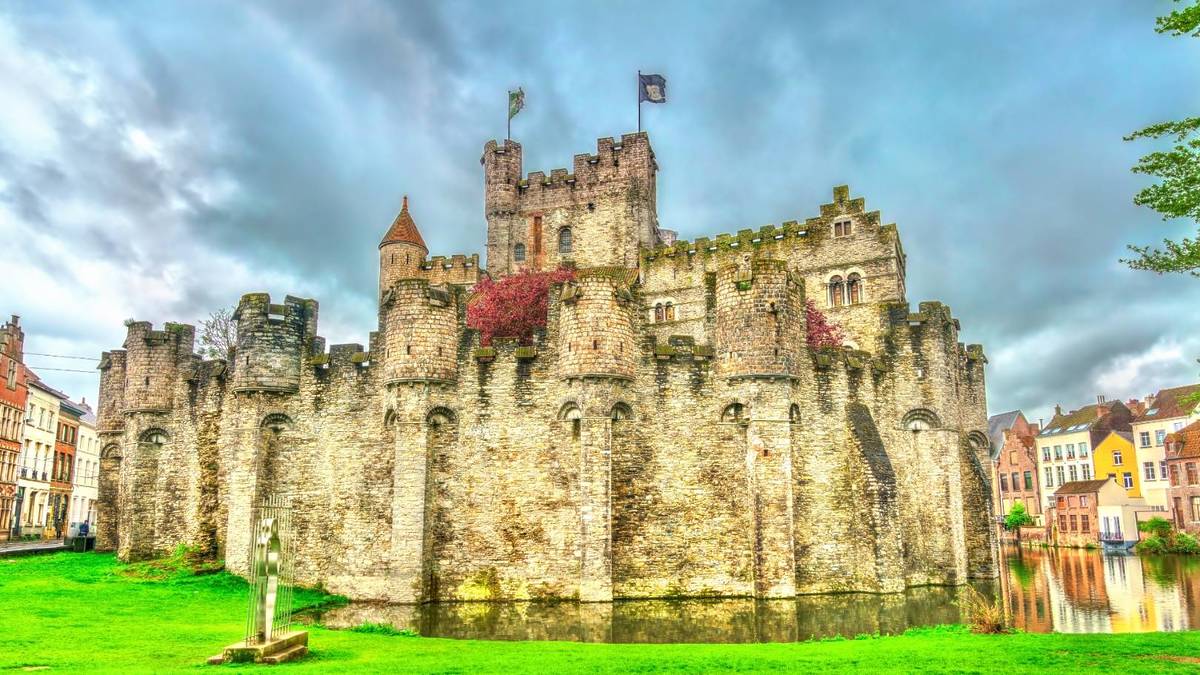 À 1h de Bruxelles, ce château médiéval au donjon de 33 mètres plonge ...
