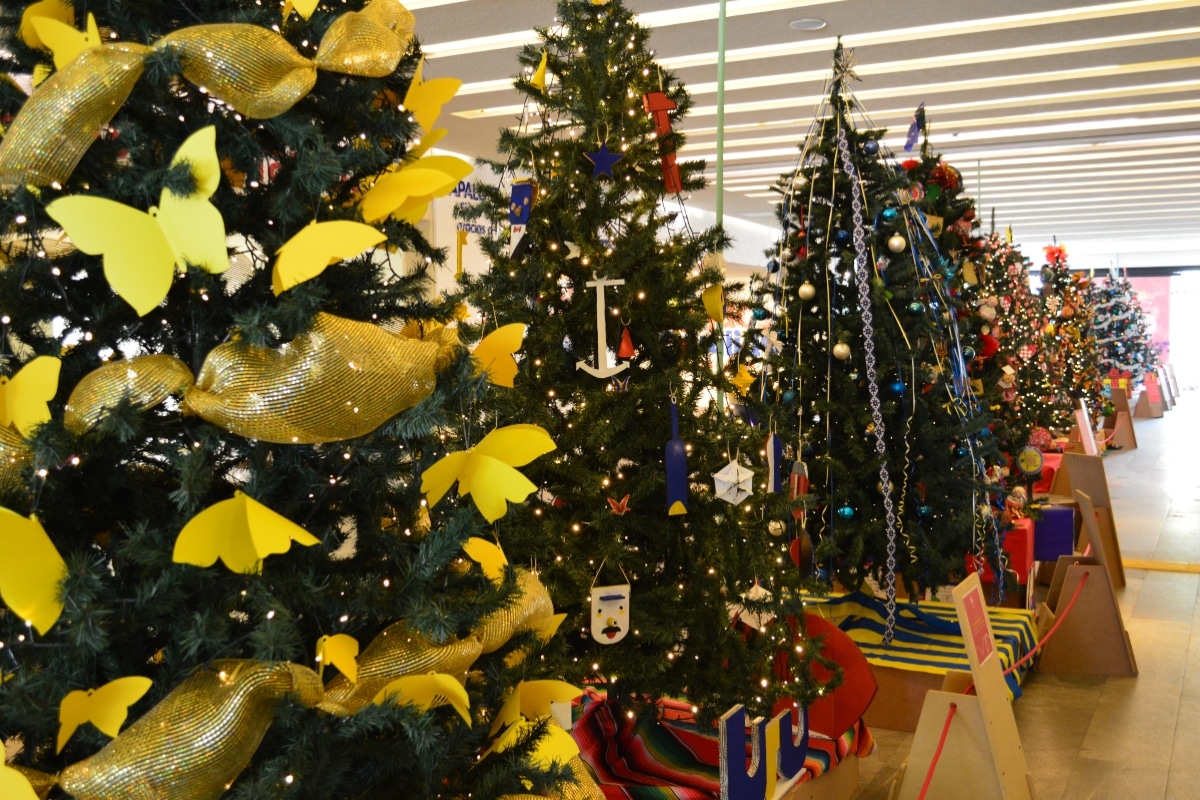 De 10 países: así es la exposición de árboles navideños en el Papalote