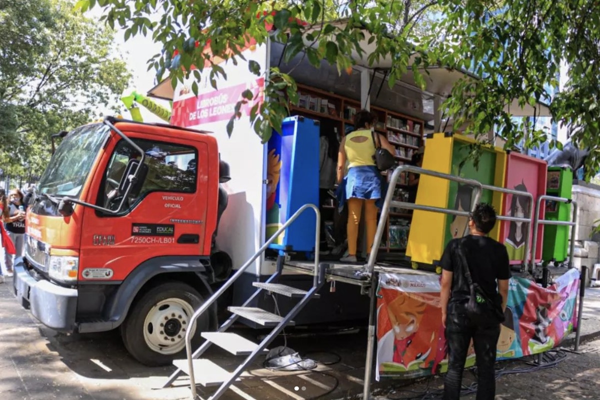 ¿Ya conoces el librobús en Chapultepec? ¡Está en la Puerta de Leones!