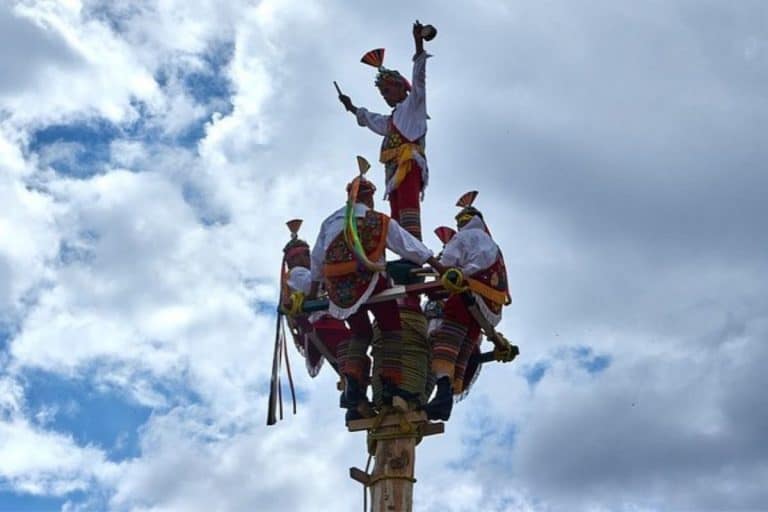 ¡Lánzate a ver el ritual de los voladores de Papantla en Los Pinos!