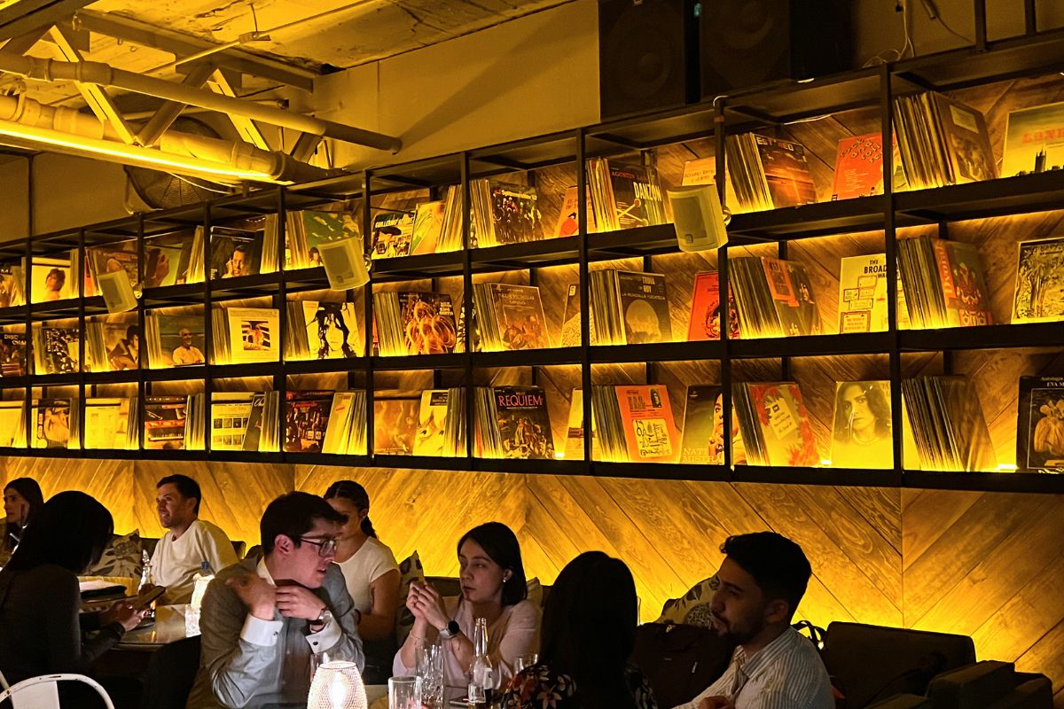Coppola, el bar que une pizzas, vinilos y un antro secreto