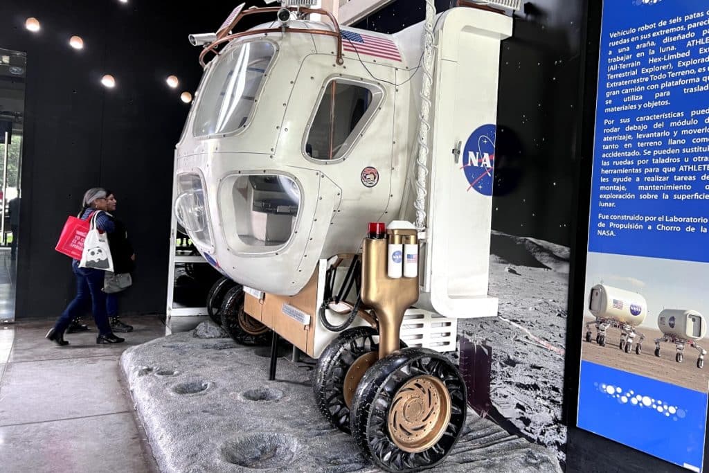 Planetario Luis Enrique Erro: trajes espaciales y cohetes