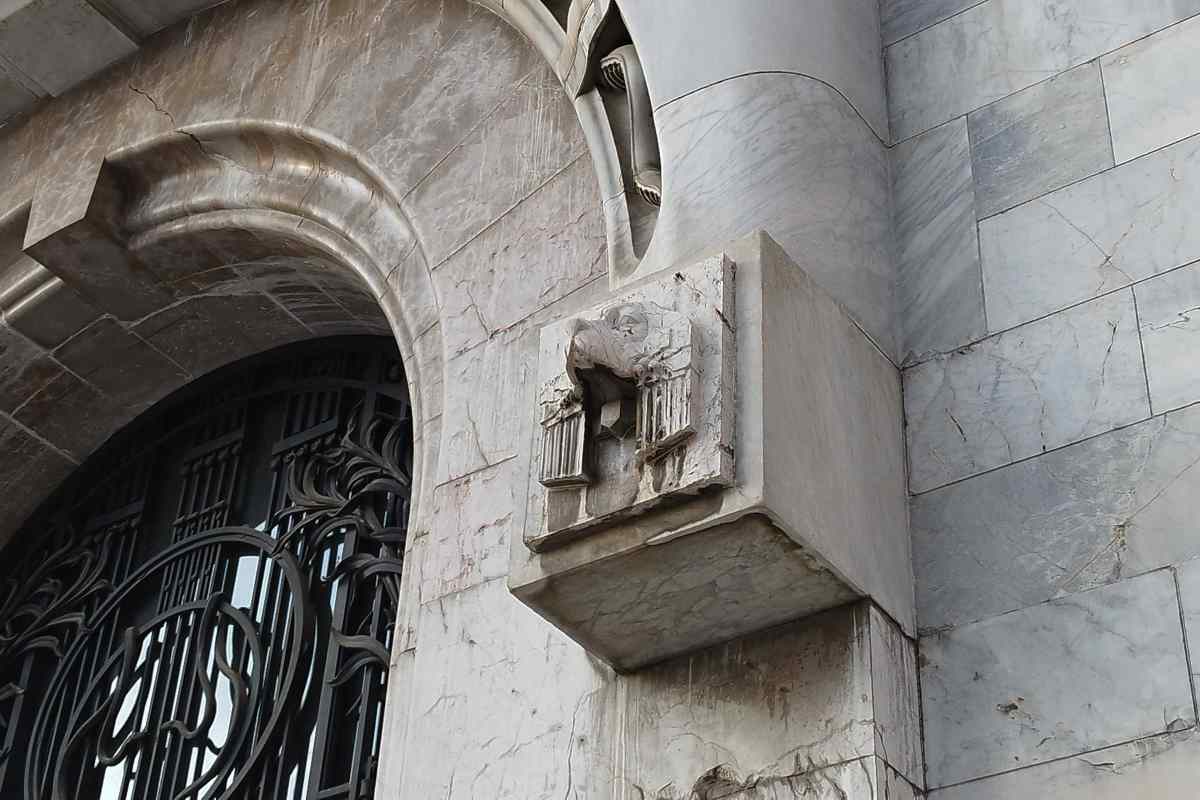Conoce la historia de la figura de perro en Bellas Artes