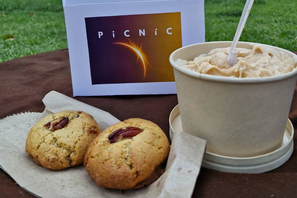 Caja Con Lentes Helado Y Galletas Para Ver El Eclipse