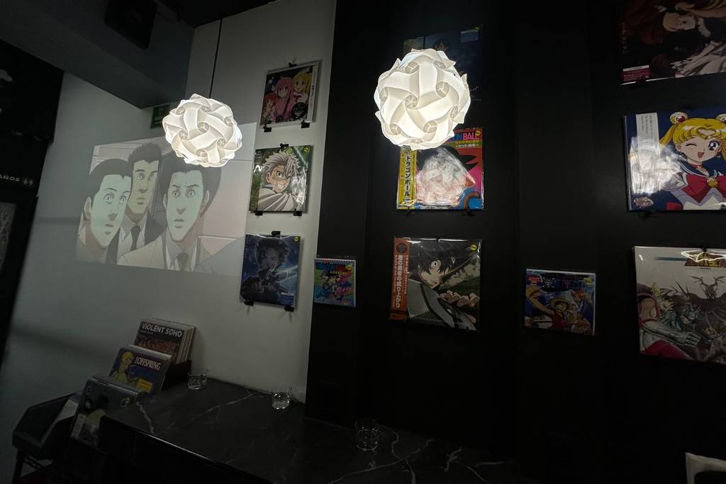 Mugen, la nueva cafetería con vinilos de anime en CDMX