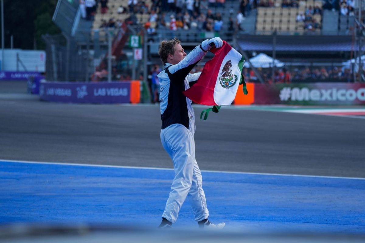 Brad Pitt steals the Mexican Grand Prix qualifying!