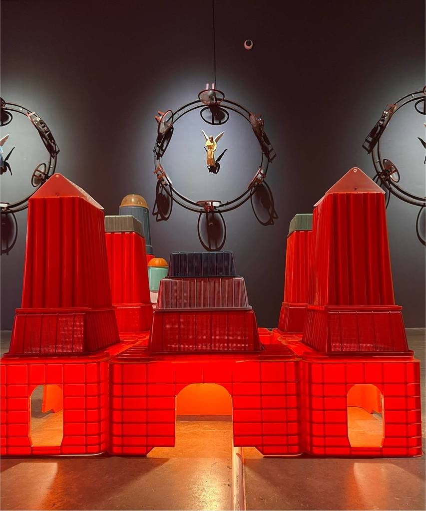 The MUAC exhibition featuring market objects