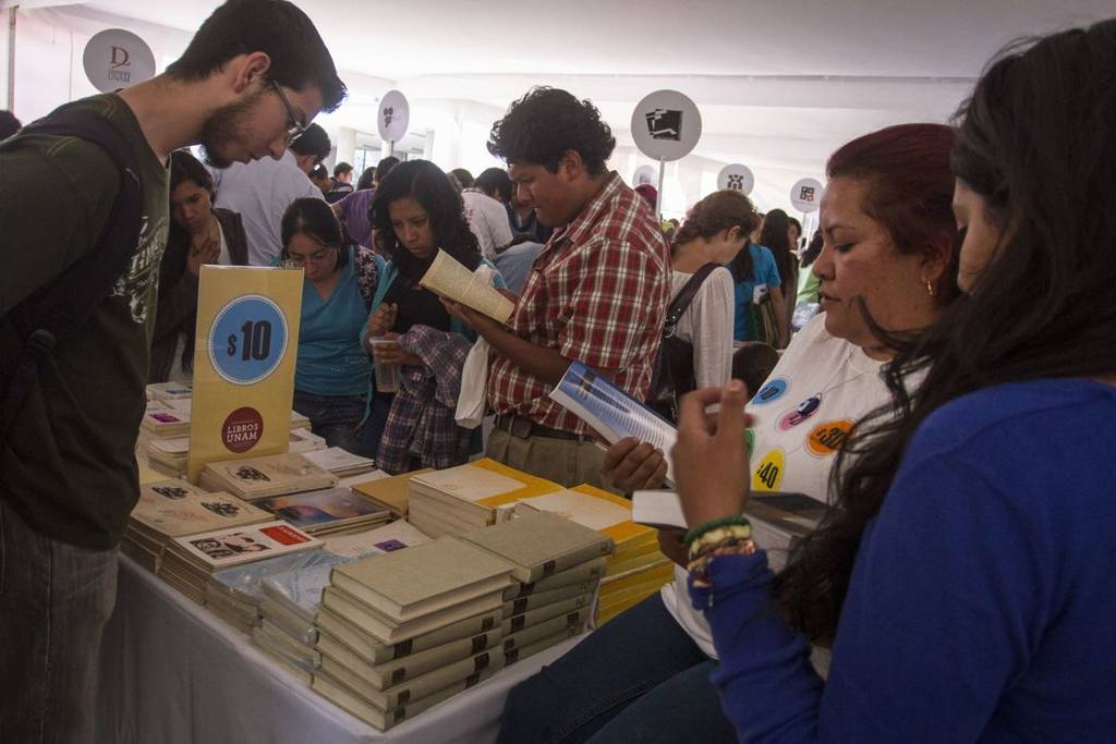 Encuentra libros en $10 en el remate 2025 de la UNAM