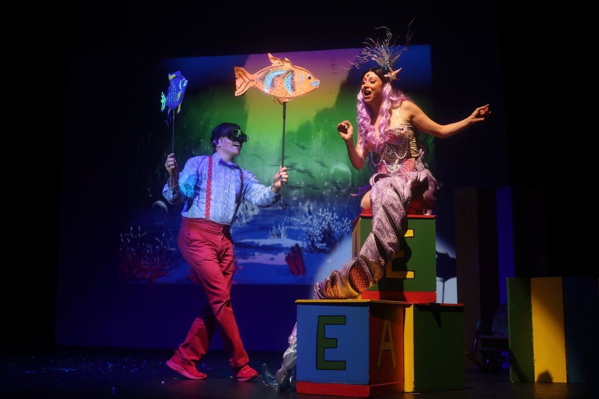 Cri Cri, El Ratón Vaquero and Mario Iván Martínez in this storytelling ...