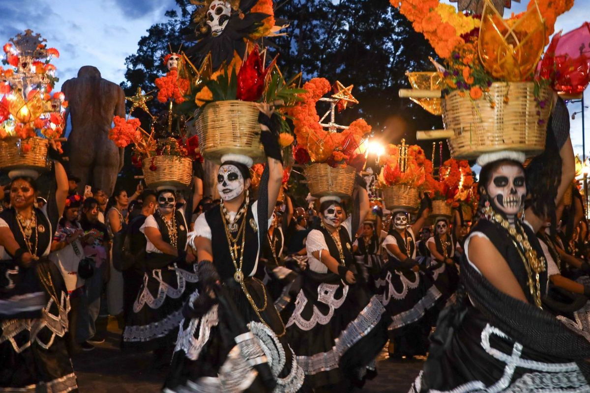 How the Day of the Dead is celebrated in Oaxaca: Magna Comparsa ...