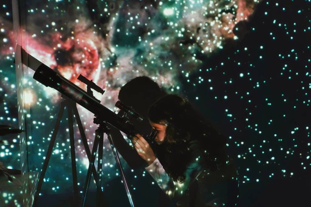 Travel to the Moon without leaving Mexico City: live telescopes and ...