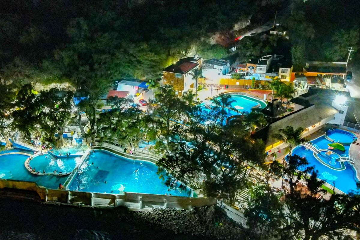 Balneario 24 horas con entrada en $150: toboganes, manantial y cuevas ...