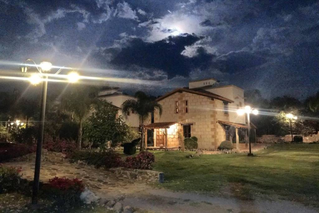 Mucho menos conocido que El Geiser, este balneario tiene un jacuzzi de ...