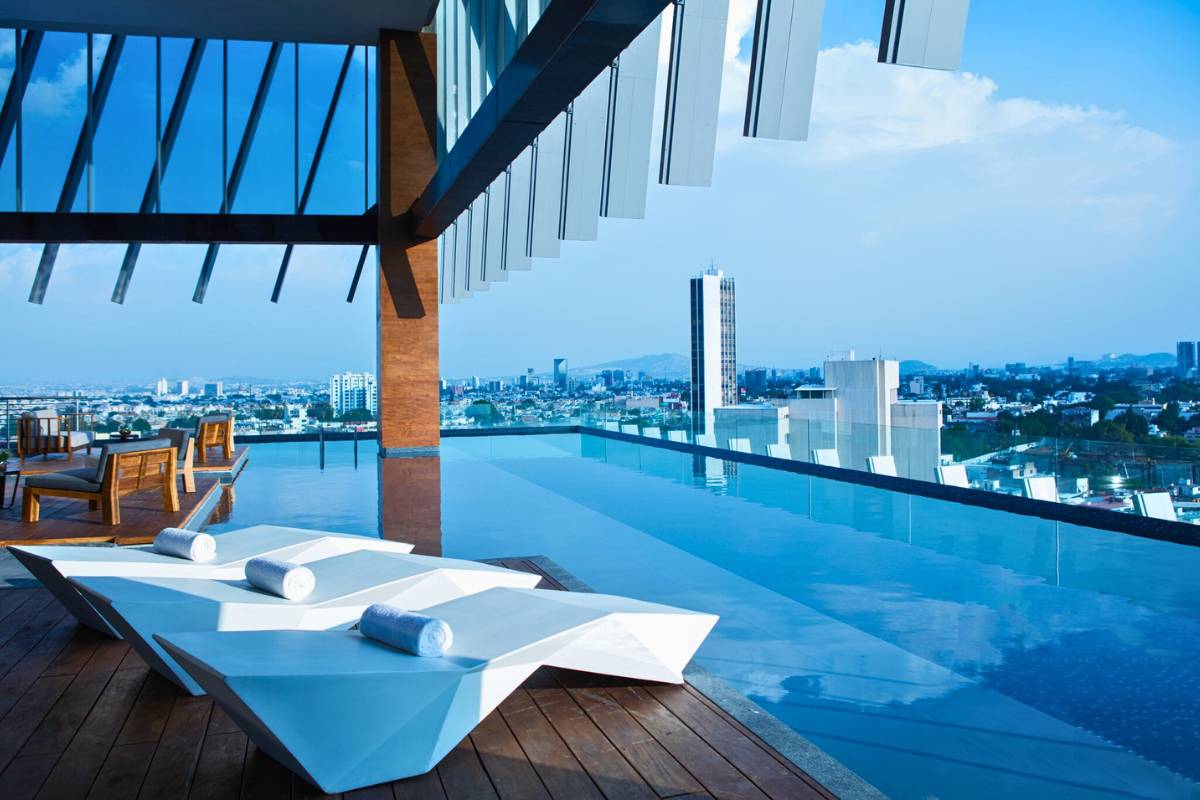 6 rooftops con alberca para disfrutar Guadalajara desde las alturas